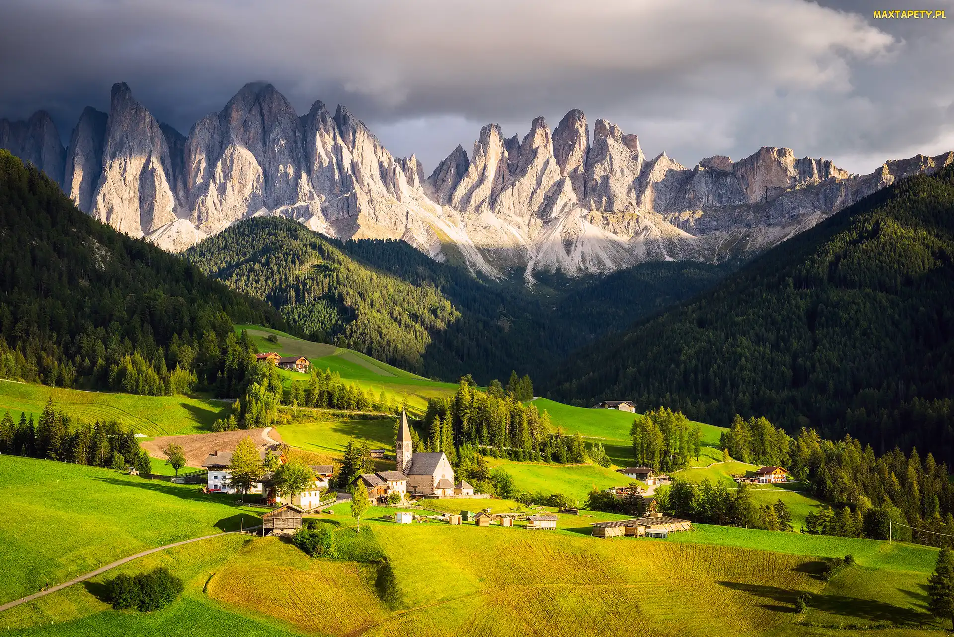Tapety, zdjęcia - Góry Dolomity, Włochy, Domy, Dolina Val di Funes ... Tapety, zdjęcia - Góry Dolomity, Włochy, Domy, Dolina Val di Funes ...